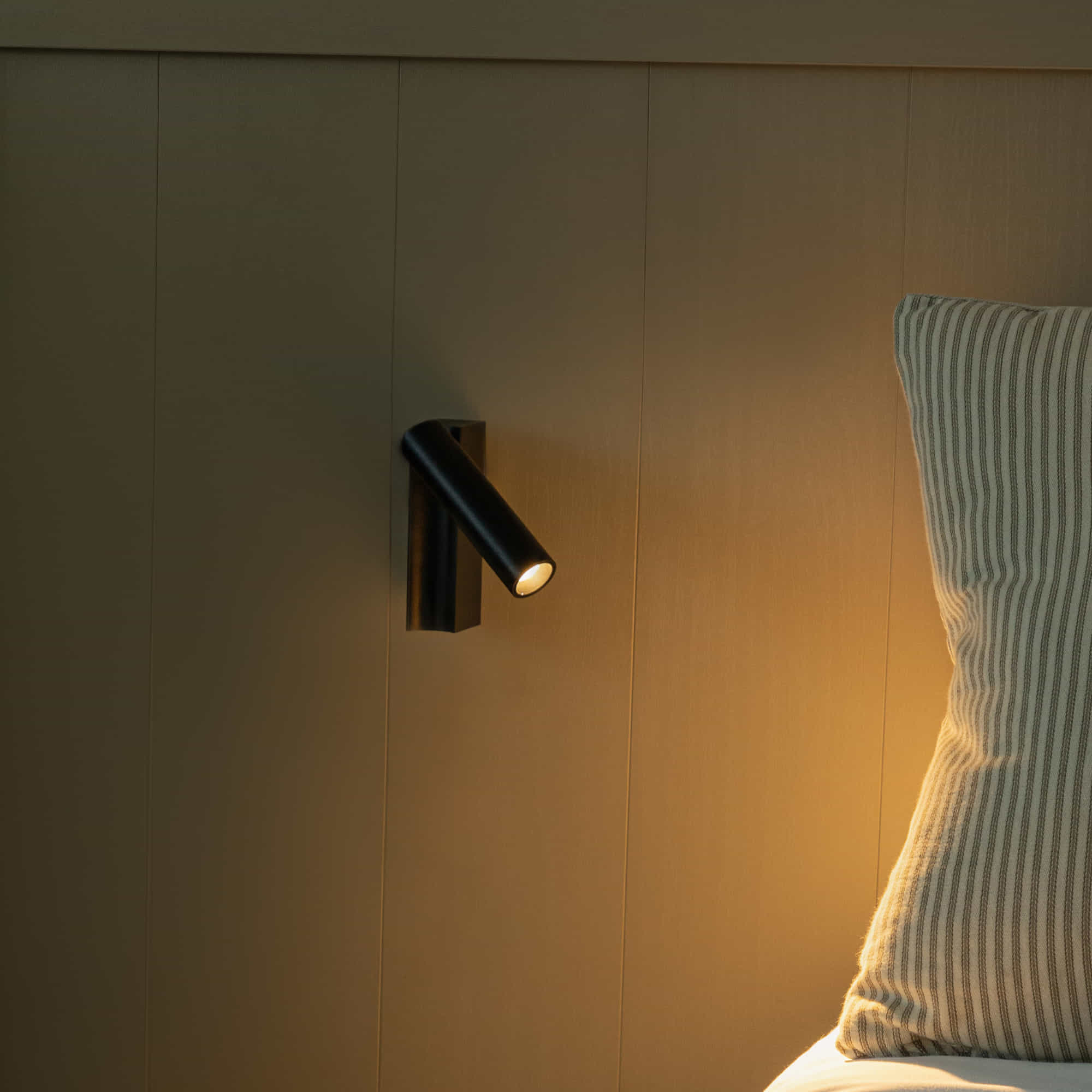 CRONOS Black wall lamp reader