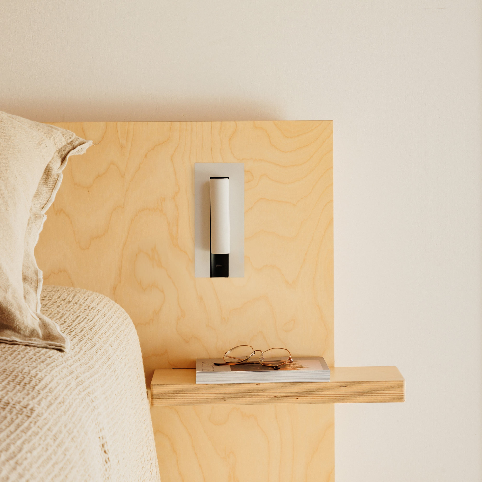 GABO USB C Bronze wall lamp reader