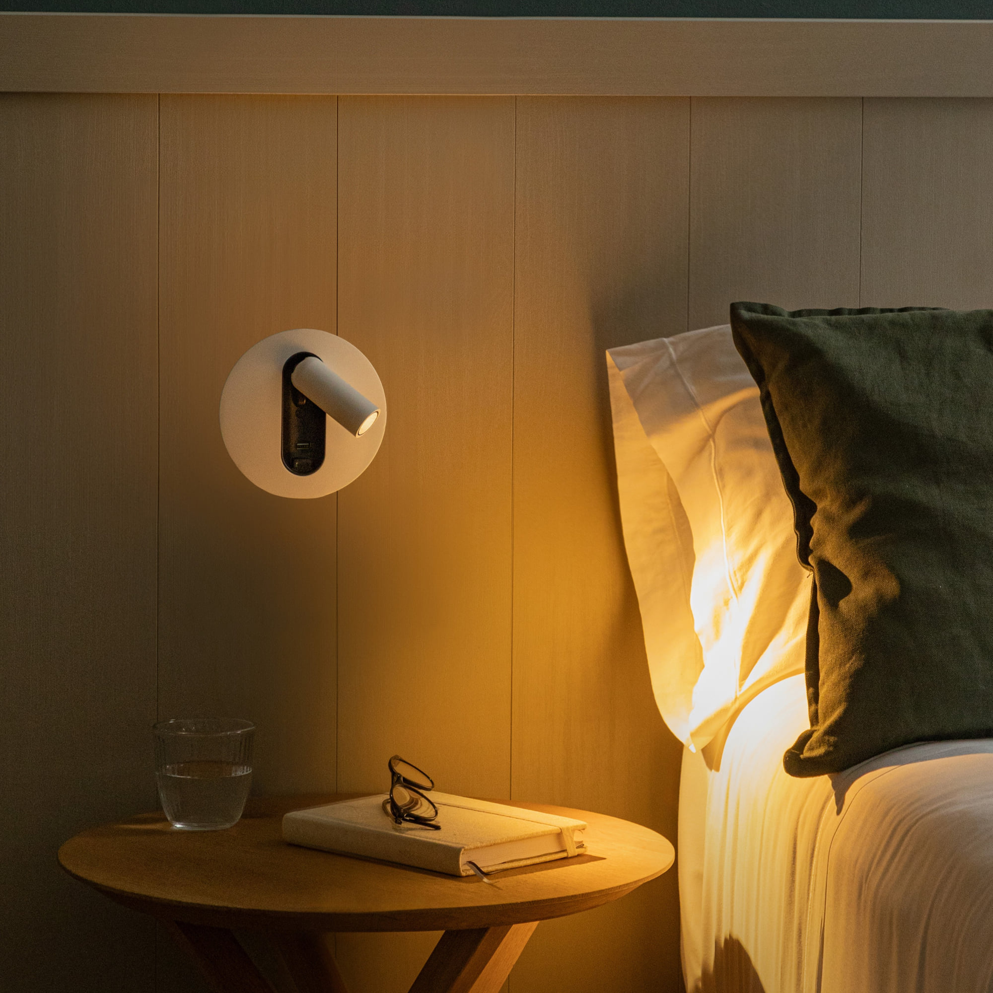 TIMIT USB C Black wall lamp reader