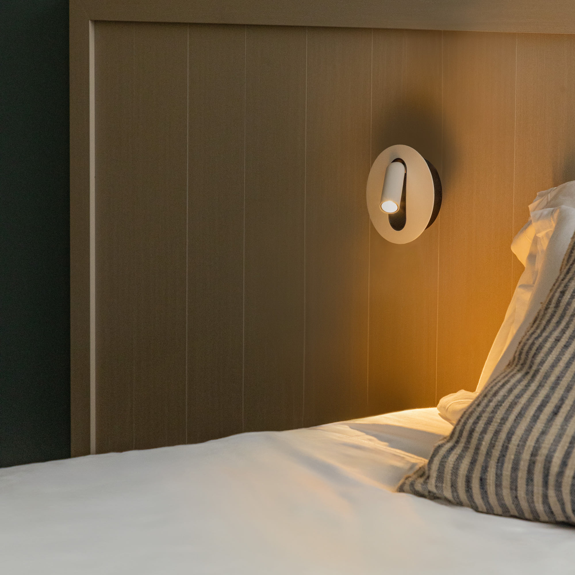 TIMIT USB C Black wall lamp reader